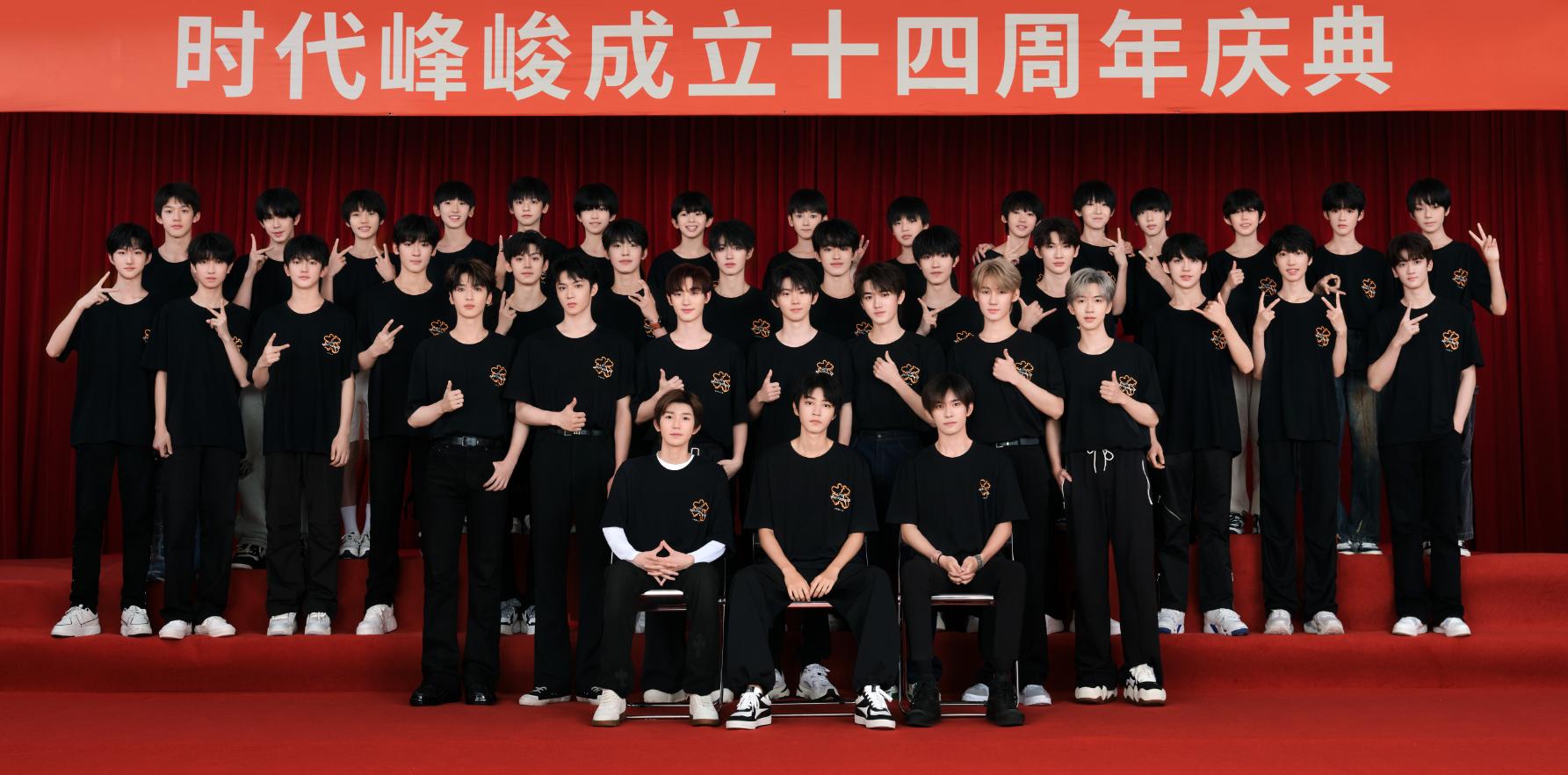 Time Fengjun posted a family portrait, TFBOYS station C first, careful ...