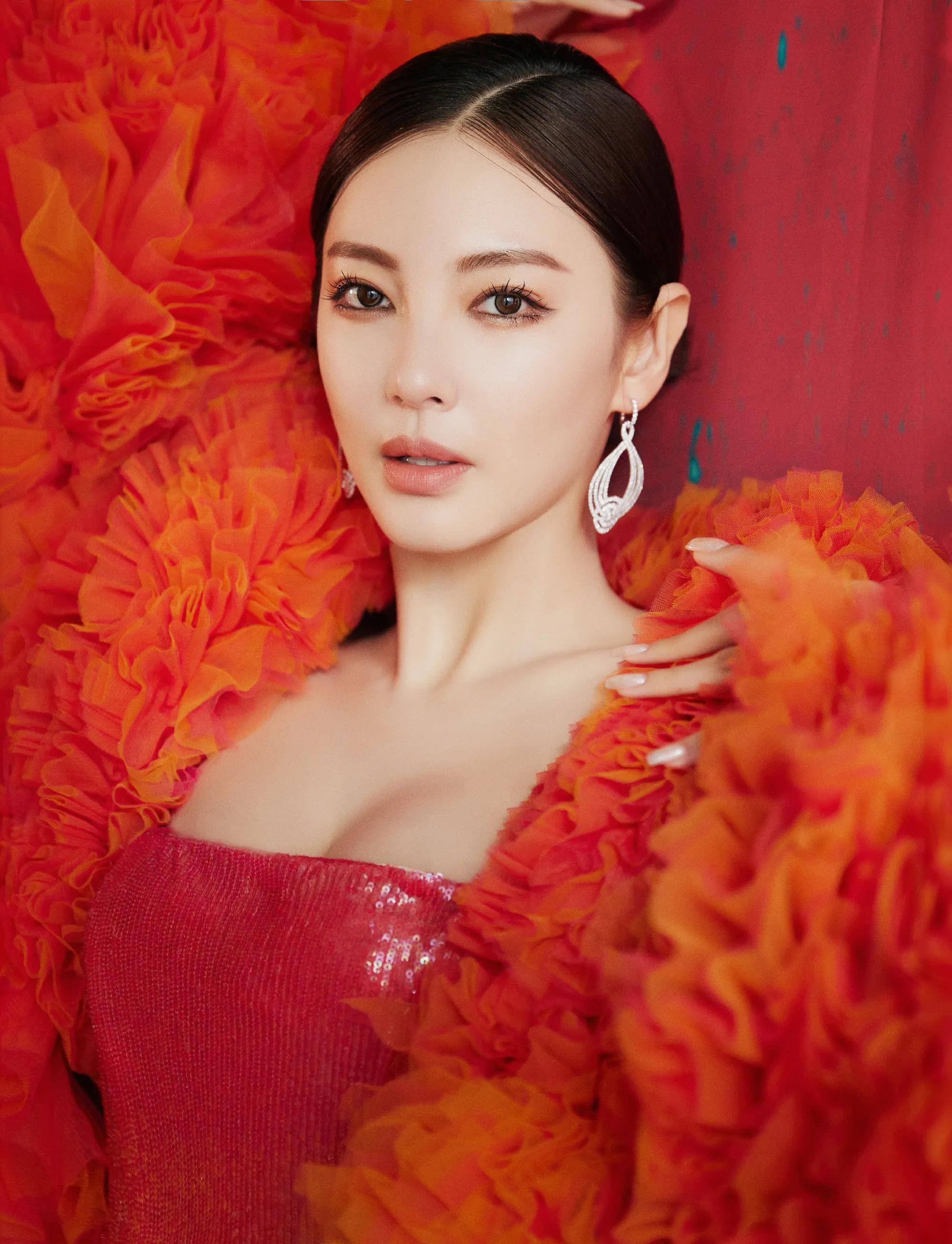 Zhang Yuqi ~ ELLE Fashion Ceremony, the sunset is fascinating, and the ...