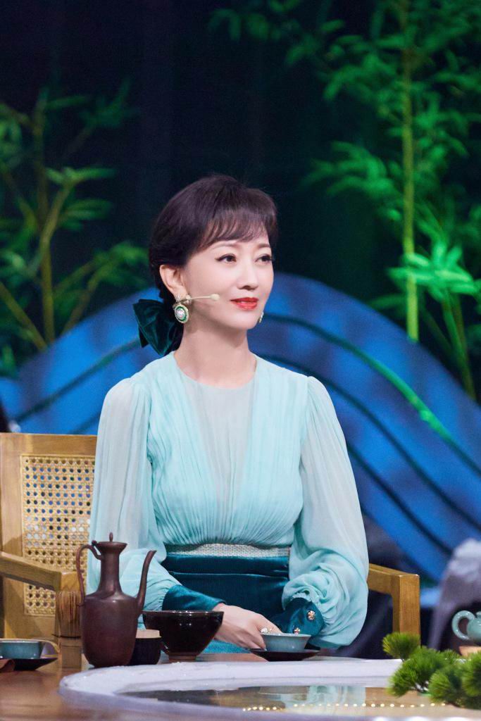 Zhao Yazhi, the light blue dress is full of fairy spirit, so beautiful ...