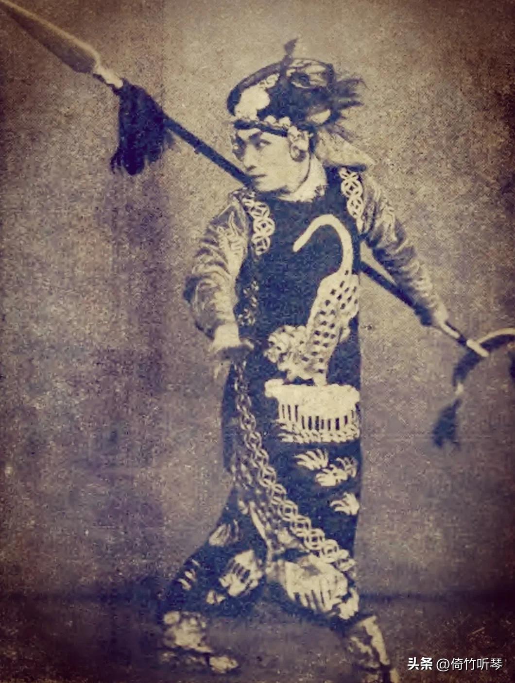 Zhao Songqiao plays Bu Wenzheng, and Wang Shaolou plays a trapeze man ...