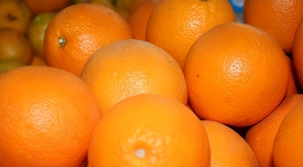 When buying oranges, you have to choose the "male" ones. They are sweet ...