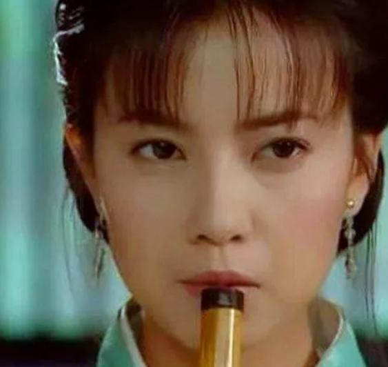 "Beauty with flute and musical instrument" in costume drama: Gillian is ...