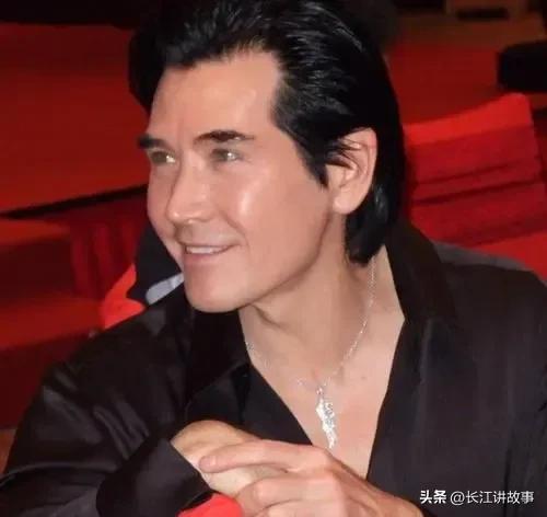 Fei Xiang is an actor who shows off his muscles. He can take off his ...