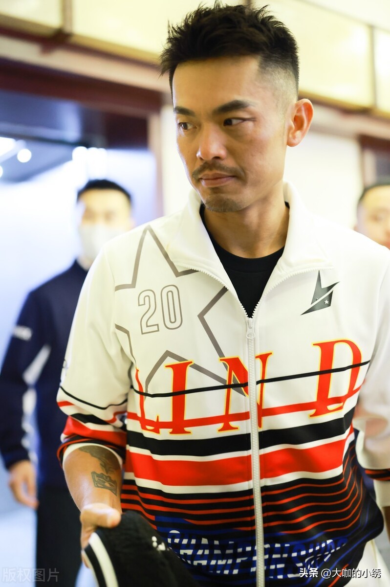 Lin Dan showed up to participate in the event, smiling for the camera ...