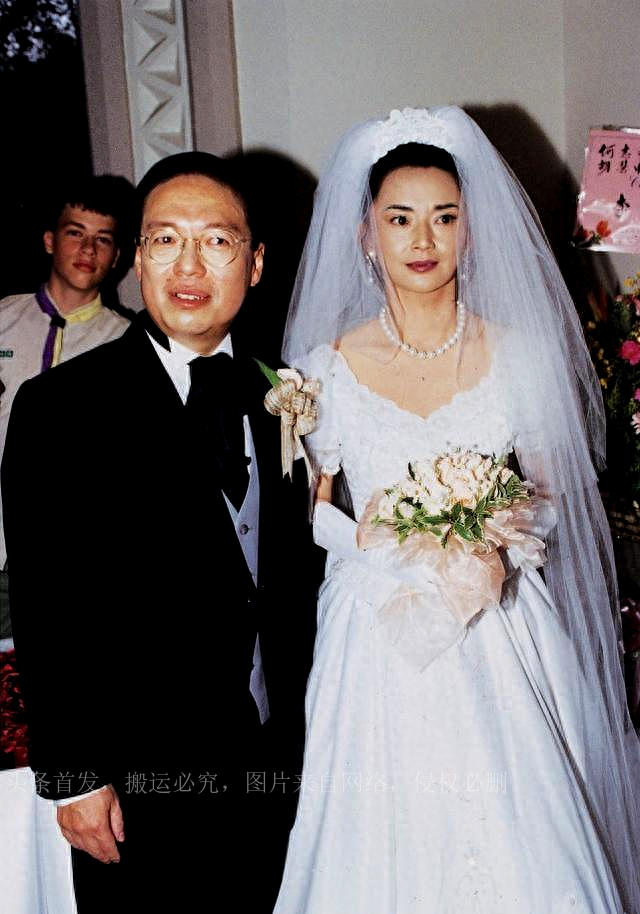 63-year-old Hu Huizhong attended the event with her husband. The couple was sweet and loving ...