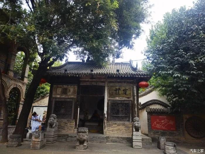 Driving a dolphin to check in Yuanjiacun, the first village in ...