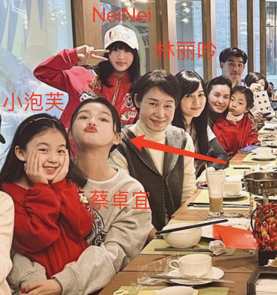 Darren Wang brings his girlfriend and Wu Zun and Liu Genghong to dinner ...