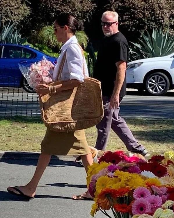 Meghan's new photo, stepping on flip flops like "Auntie", accompanied ...