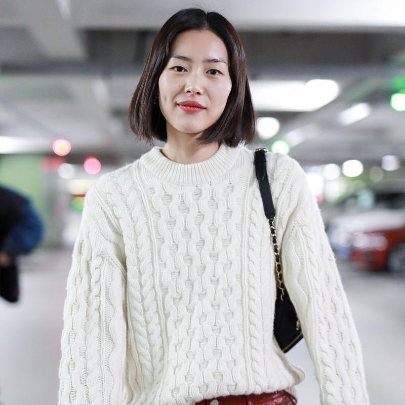 In the warm spring season, sweaters + shirts are very suitable for ...