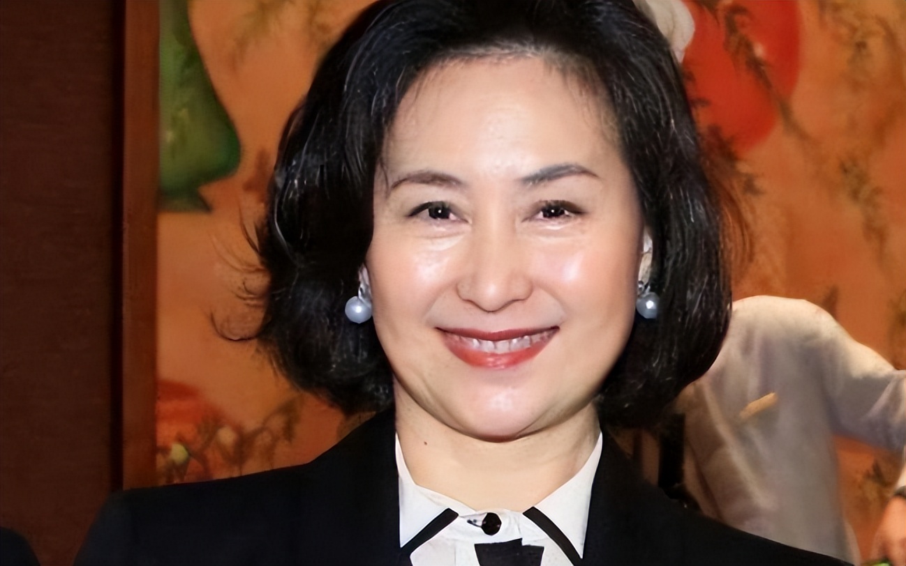 He Chaoying, the eldest daughter of the gambling king, lost her mother ...