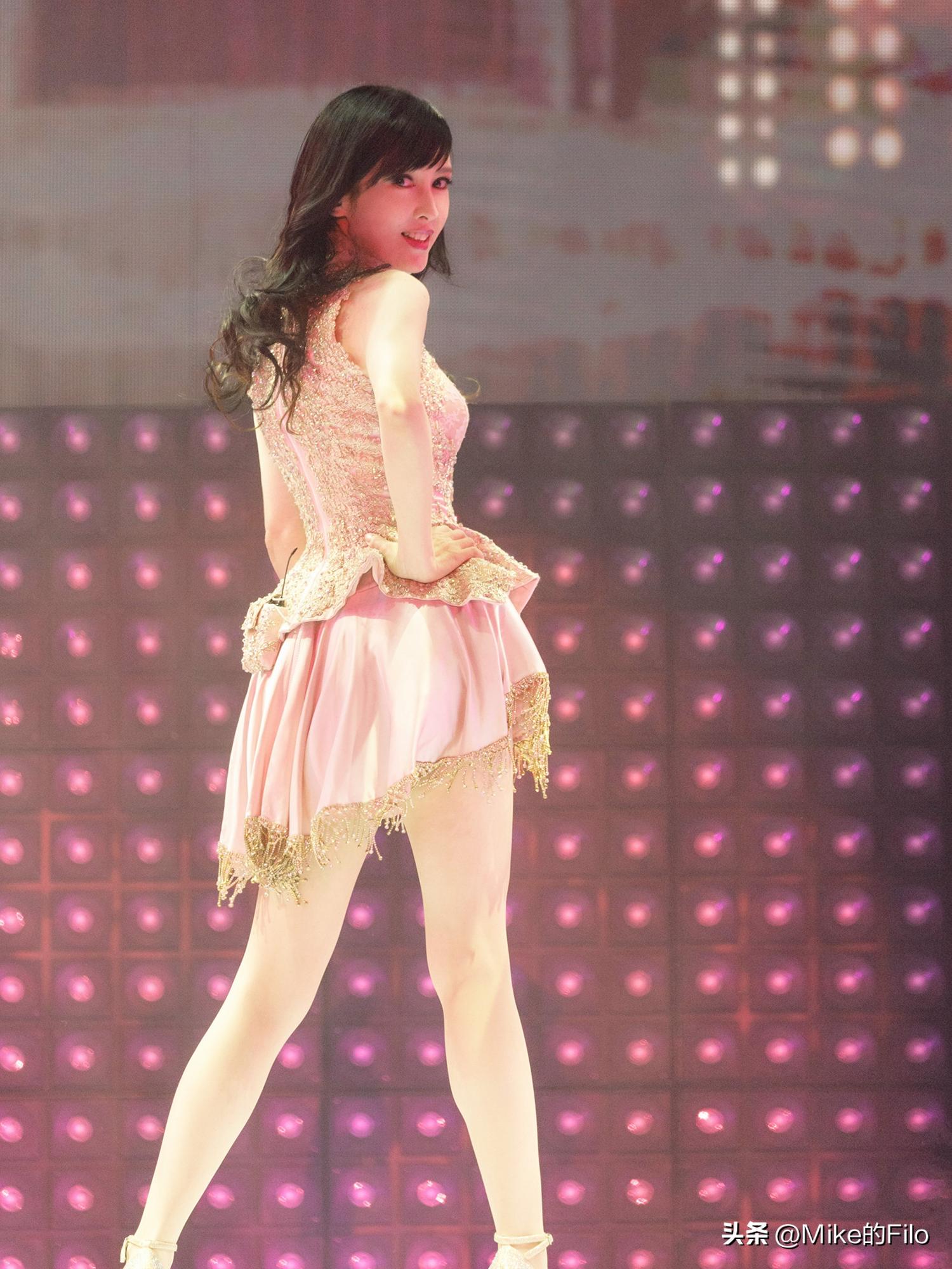 Zhou Huimin's legs and arms are thin, long and white, and her facial ...
