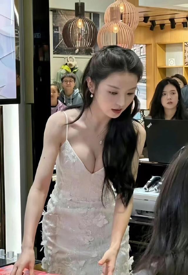 Tian Xiwei: A new star in the entertainment industry with a hot body, hidden talents and ...