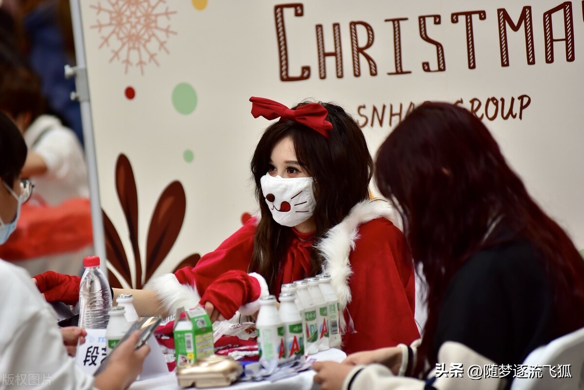 SNH48 Duan Yixuan attended the Christmas fan meeting, wearing a bowknot ...