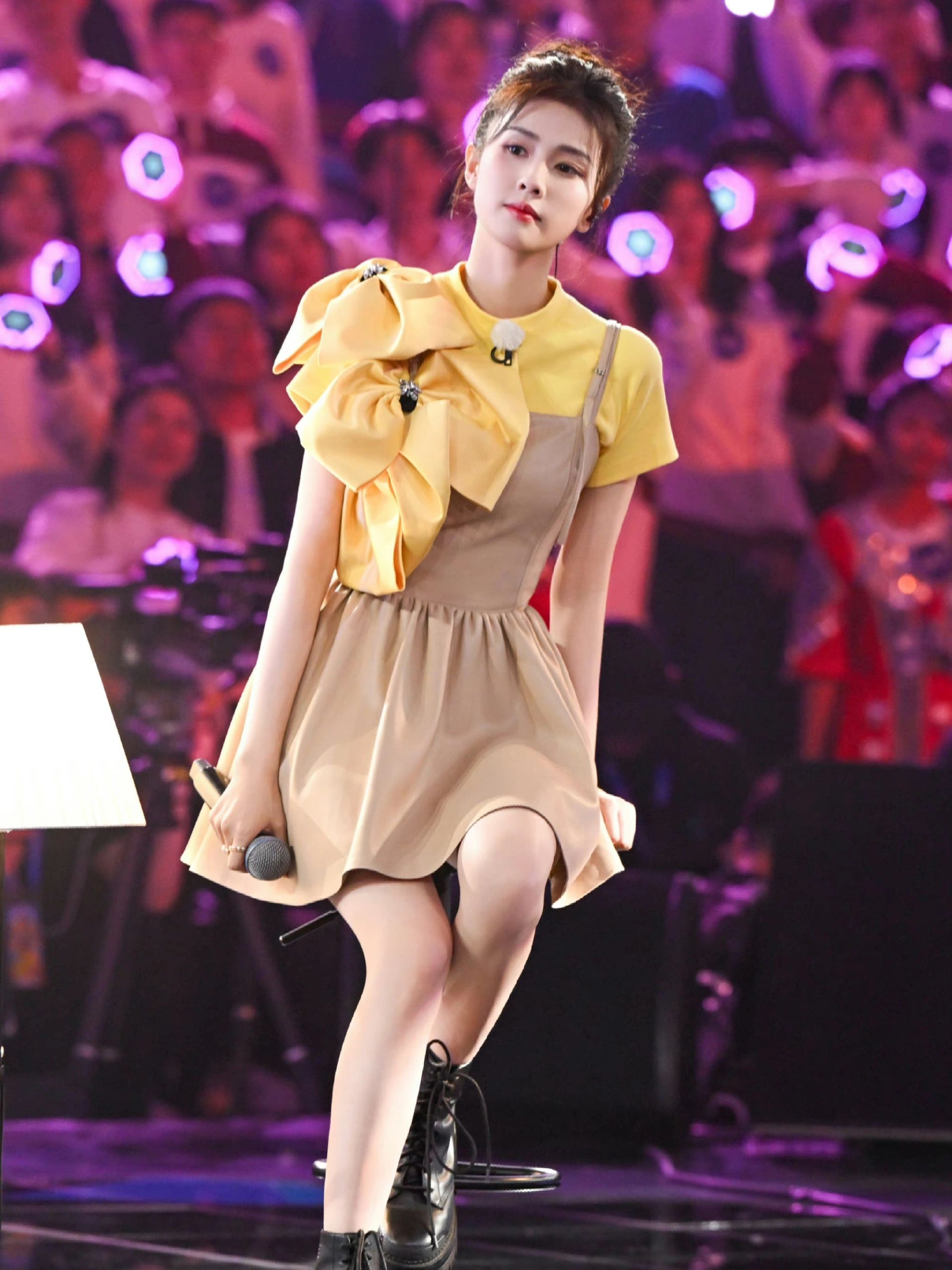 Bailu's hairstyle is so beautiful to everyone! A light yellow top with ...