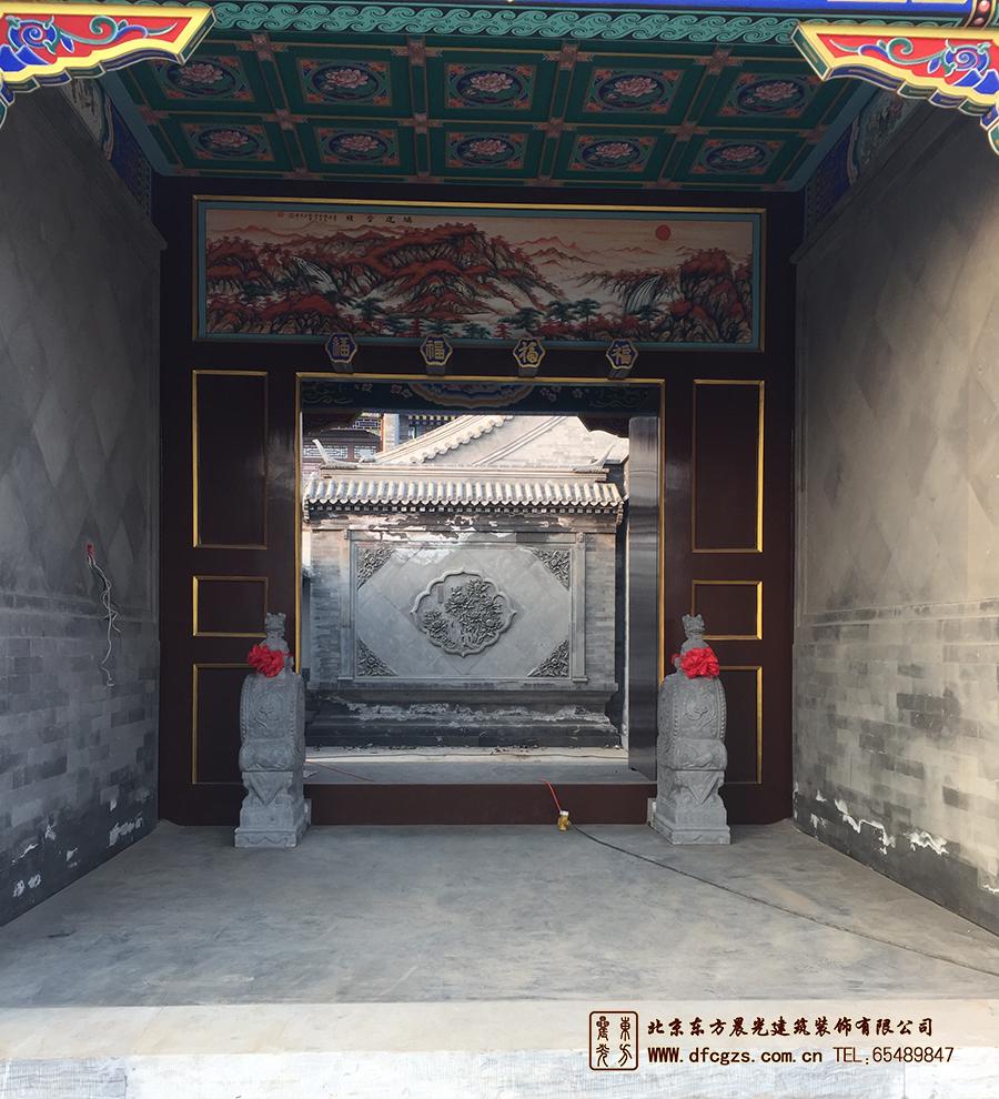 An important decoration inside and outside the gate of Beijing Siheyuan ...