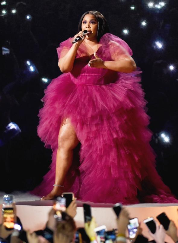 The 34-year-old American female singer showed off her plus-size body in ...