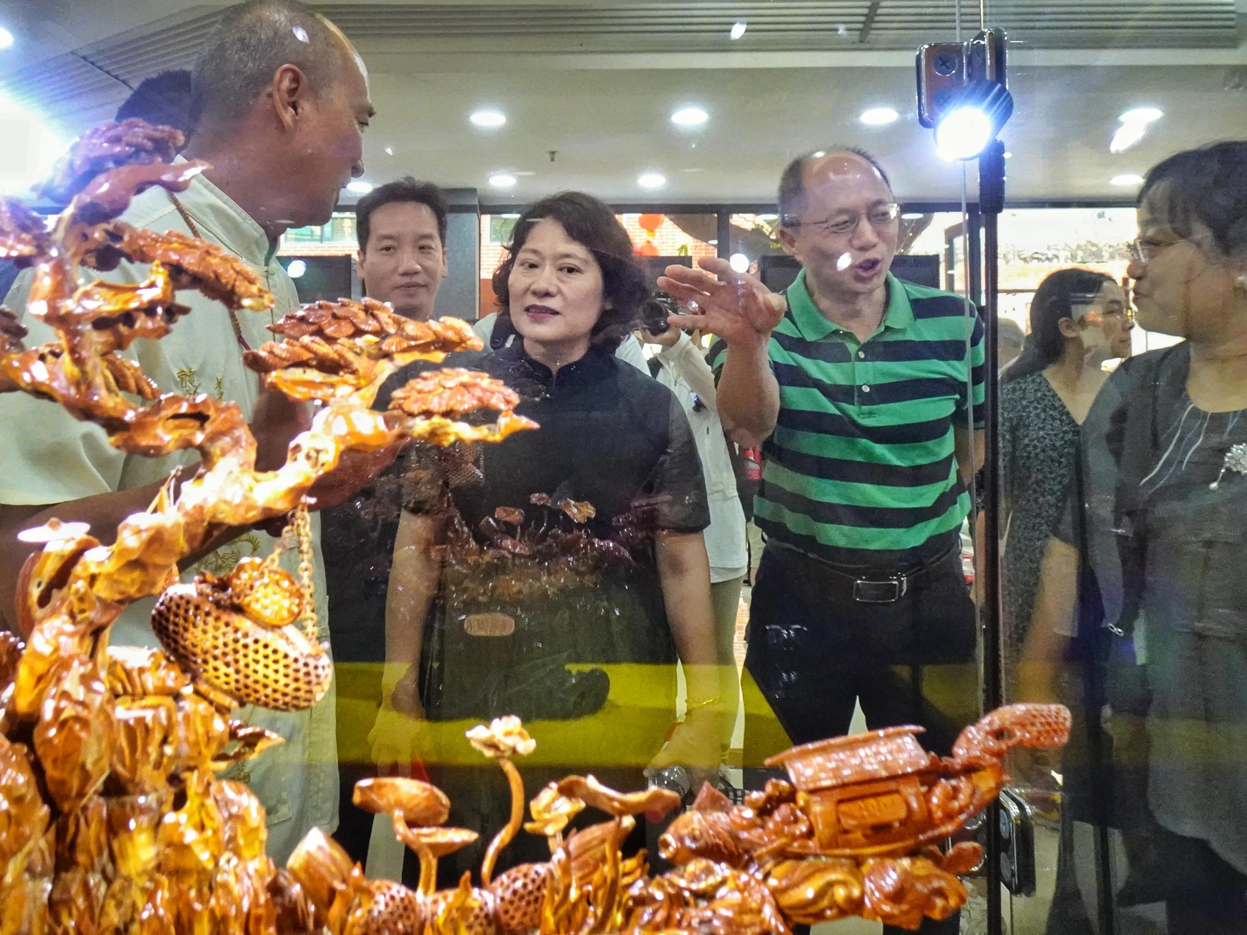 Zeng's Olive Carving Exhibition - iNEWS
