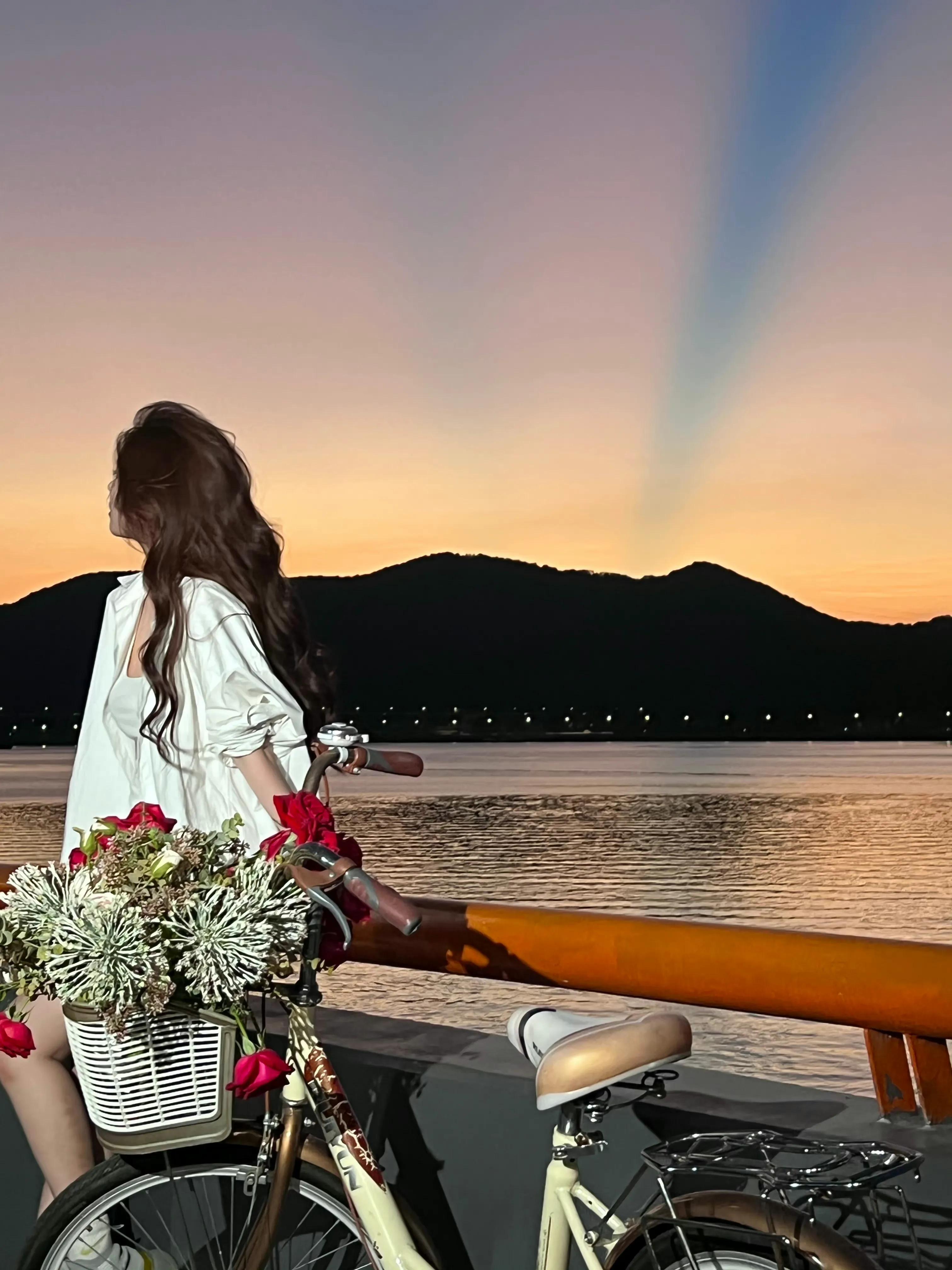 The live picture of the Internet celebrity beauty Fangyuan riding a ...