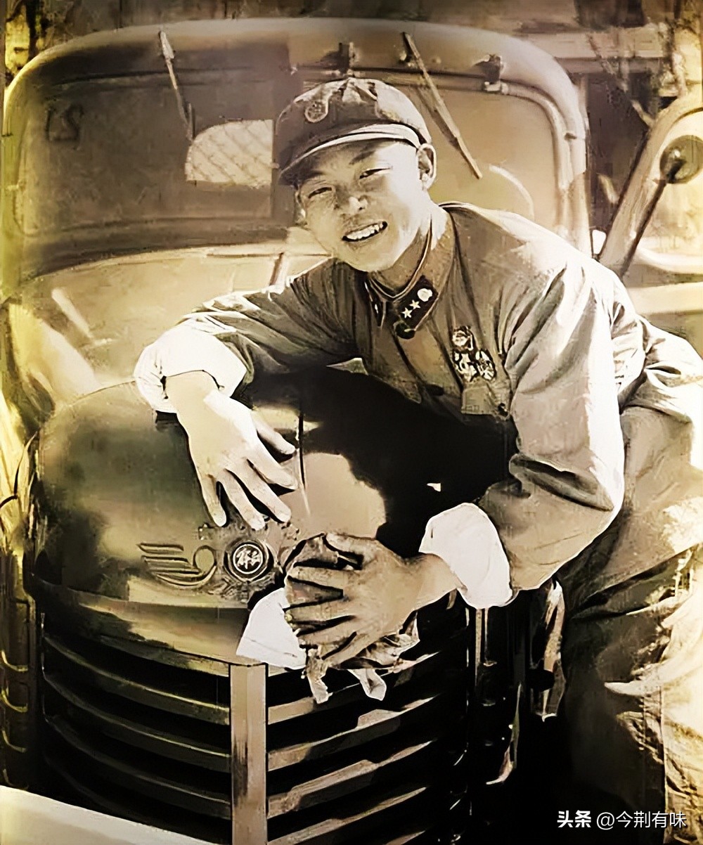Lei Feng "drag racing" in front of Tiananmen Square on a motorcycle ...