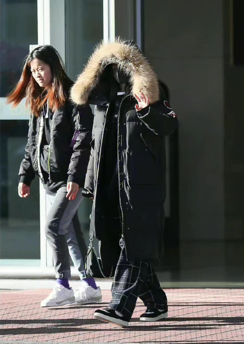 Yang Mi is the warmest outfit in autumn and winter, a black hooded down ...