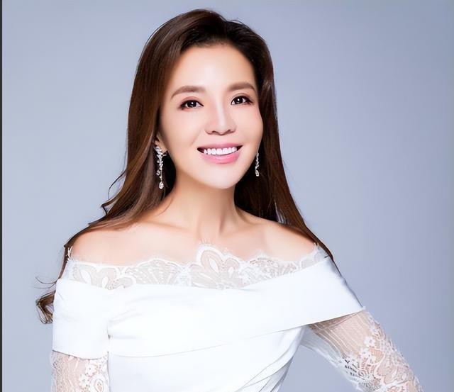 Host Zhu Xun: She was plagued by illness and her relatives died one ...