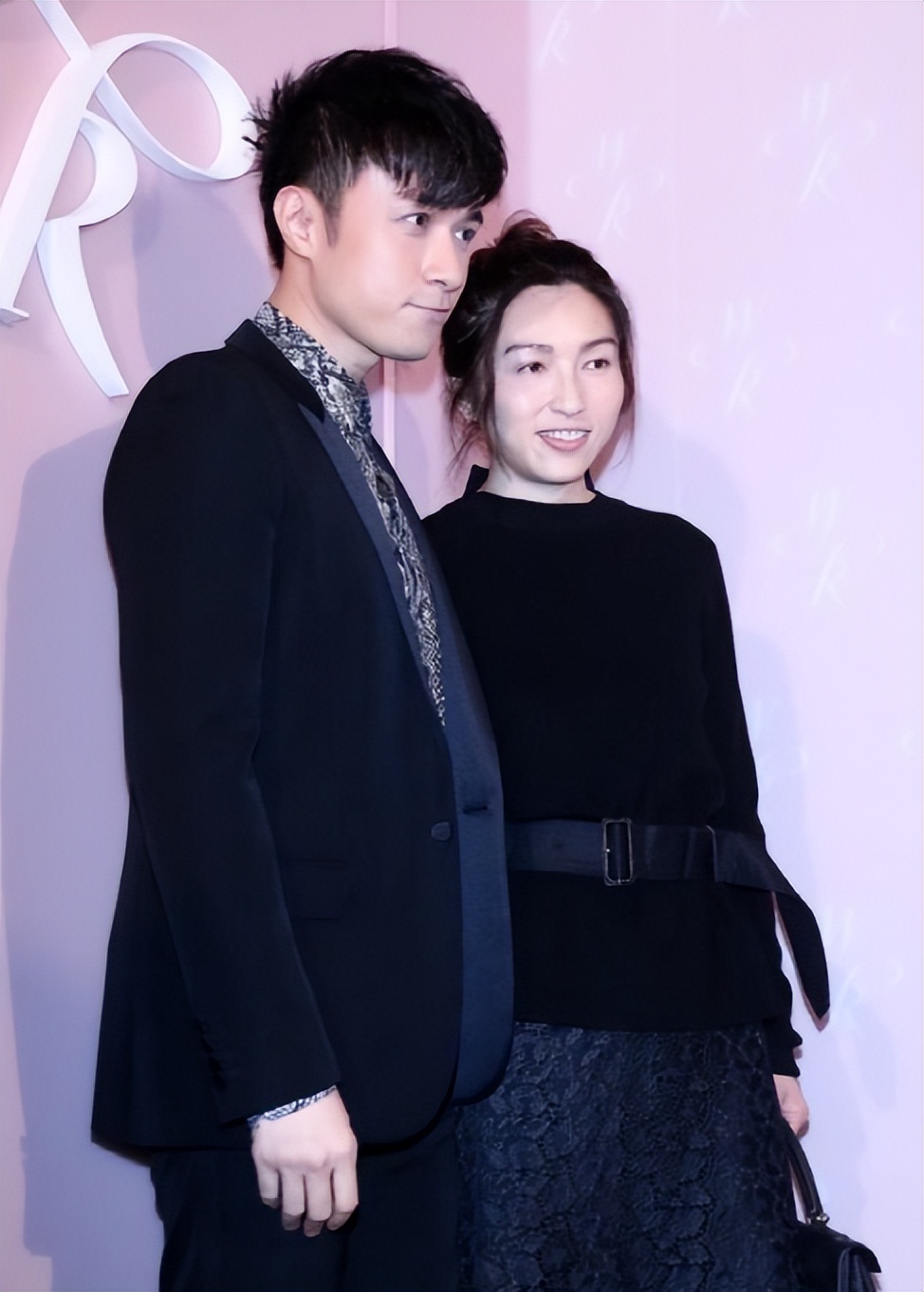 It is rare for Gu Juji and his wife to be in the same frame. He is ...