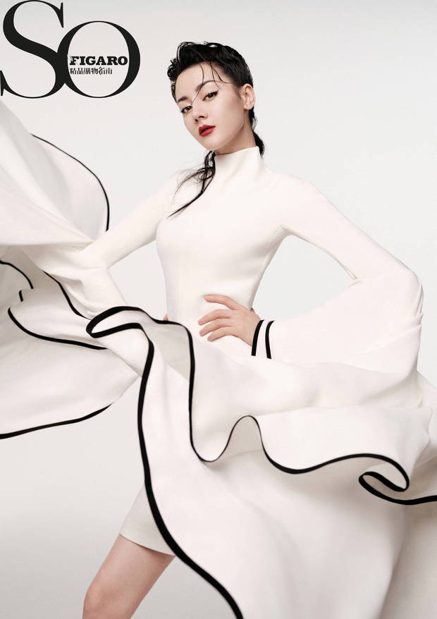 Di Lieba's latest blockbuster wears an exaggerated red dress, shows off ...