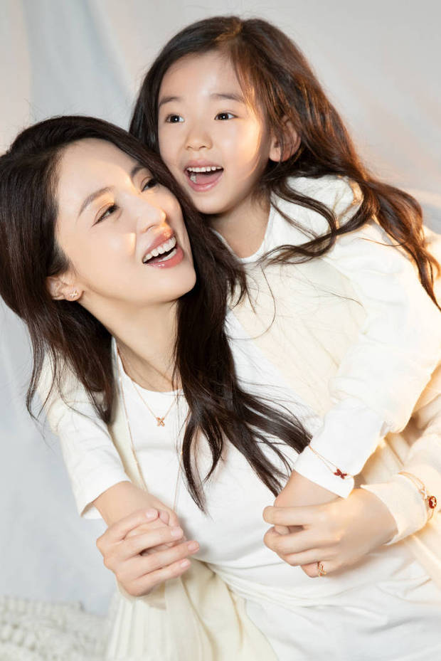 Dong Xuanshai and her daughter's family photos at home, the mother and ...