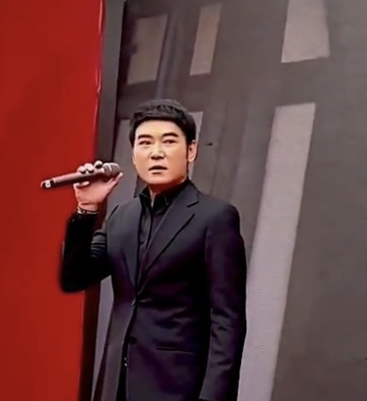 Jiao Enjun has no drama to shoot and frequently takes on open-air commercial performances, his ...