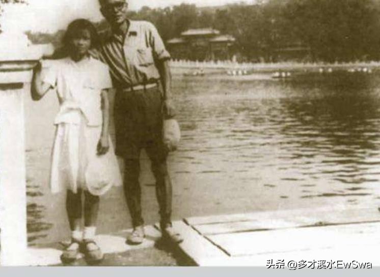 In 1980, Shen Zui went to Hong Kong to visit his relatives. Everyone ...