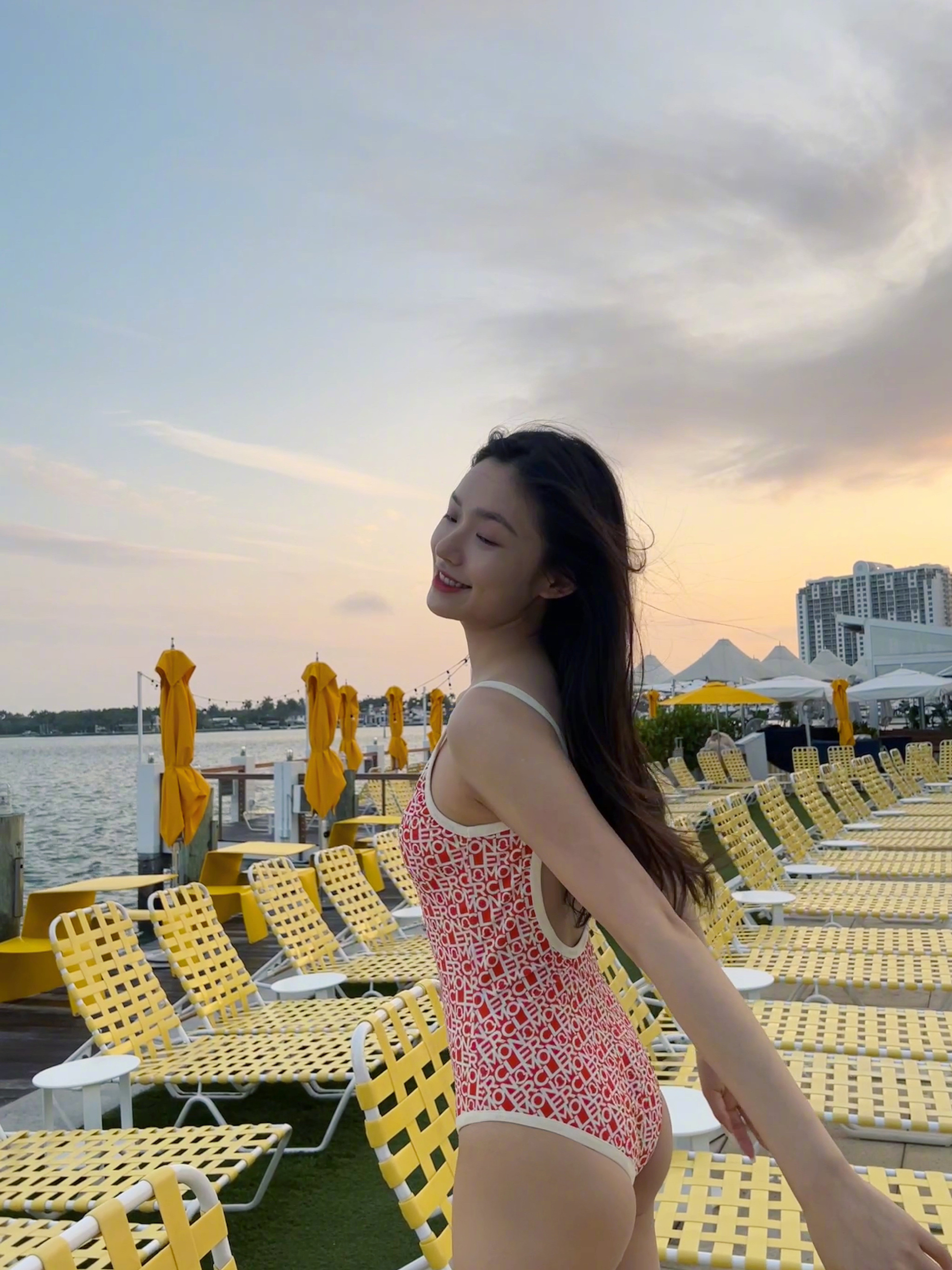 Lin Yun posted beautiful photos online, in a pink swimsuit on Sunshine Beach, showing her mature ...