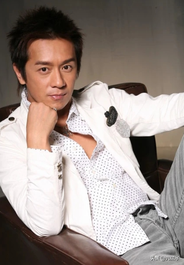 Four bows and three apologies, the most handsome "Duan Yu" Chen Haomin ...