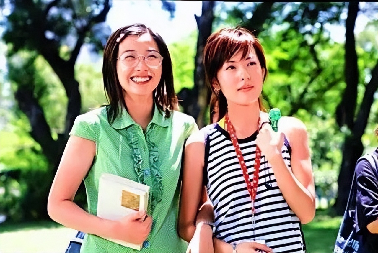 Youth memories kill! She has retreated behind the scenes, and before ...