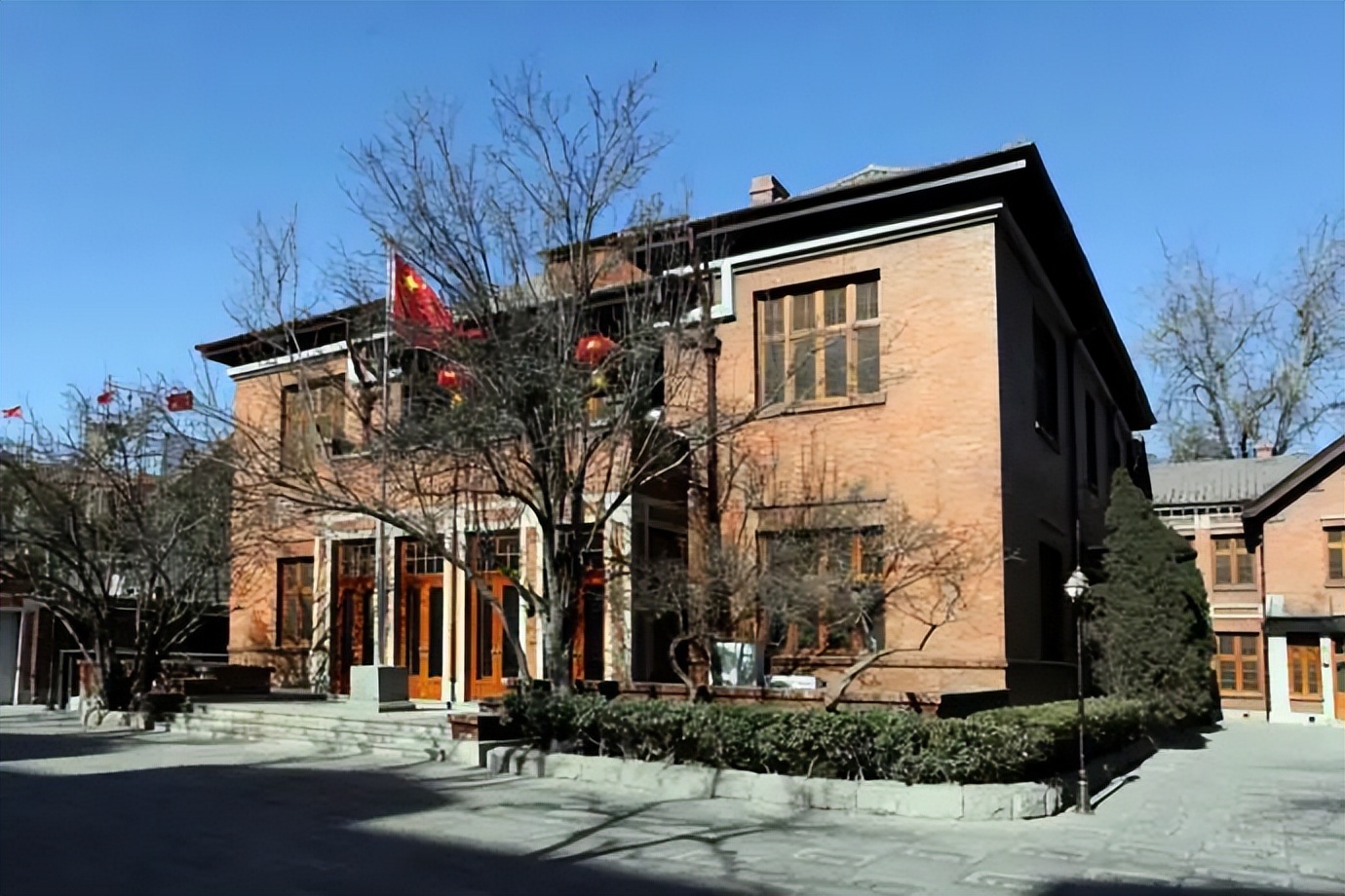 In addition to Zhang Xueliang, there is also a Zhang family living in ...