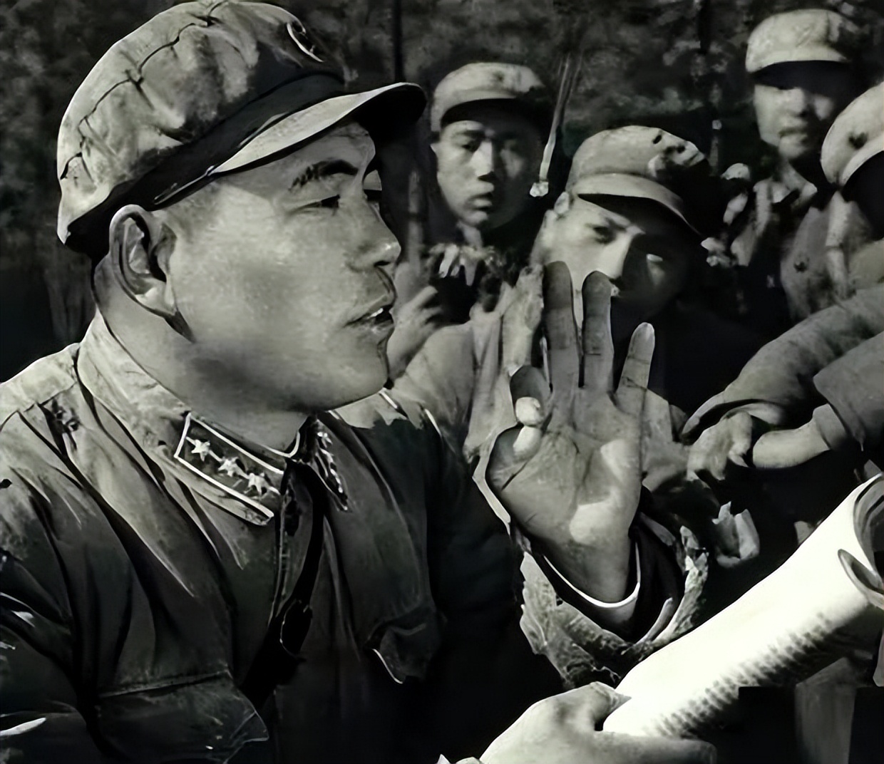 Mao Zedong went to the training ground and boxed the portrait of Chiang ...