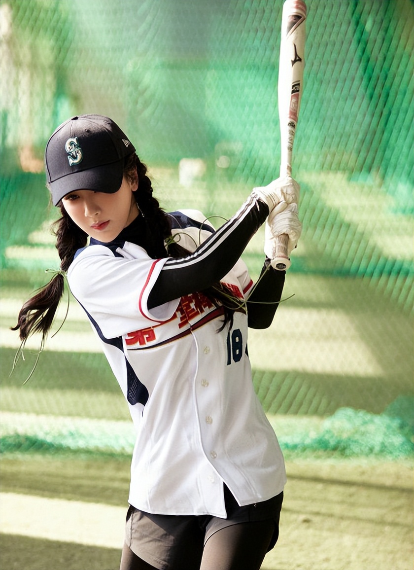 Yang Zi wears a baseball uniform to participate in sports, full of ...