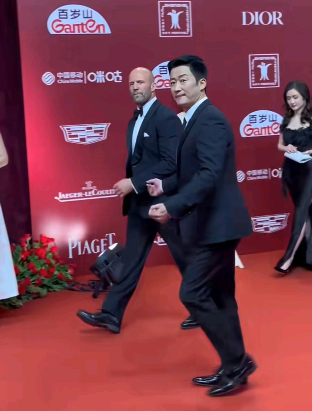 Wu Jing guides Jason to take pictures on the red carpet, the ...