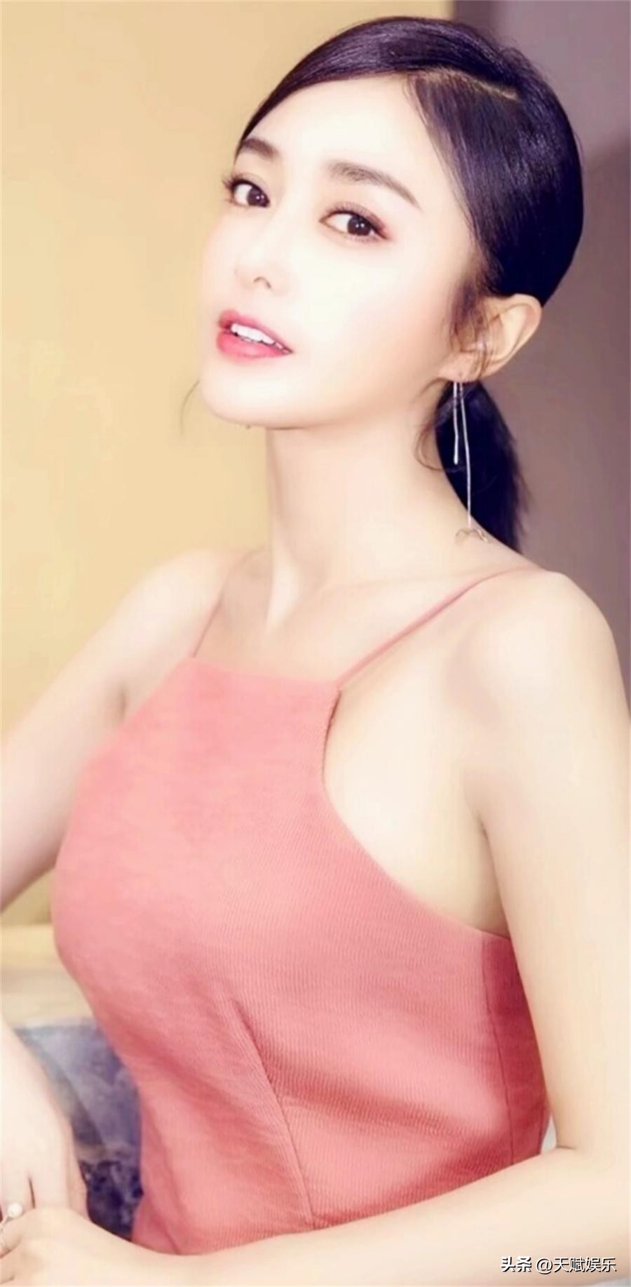 Actress and singer Qin Lan's photo album "Seventeen" - iNEWS