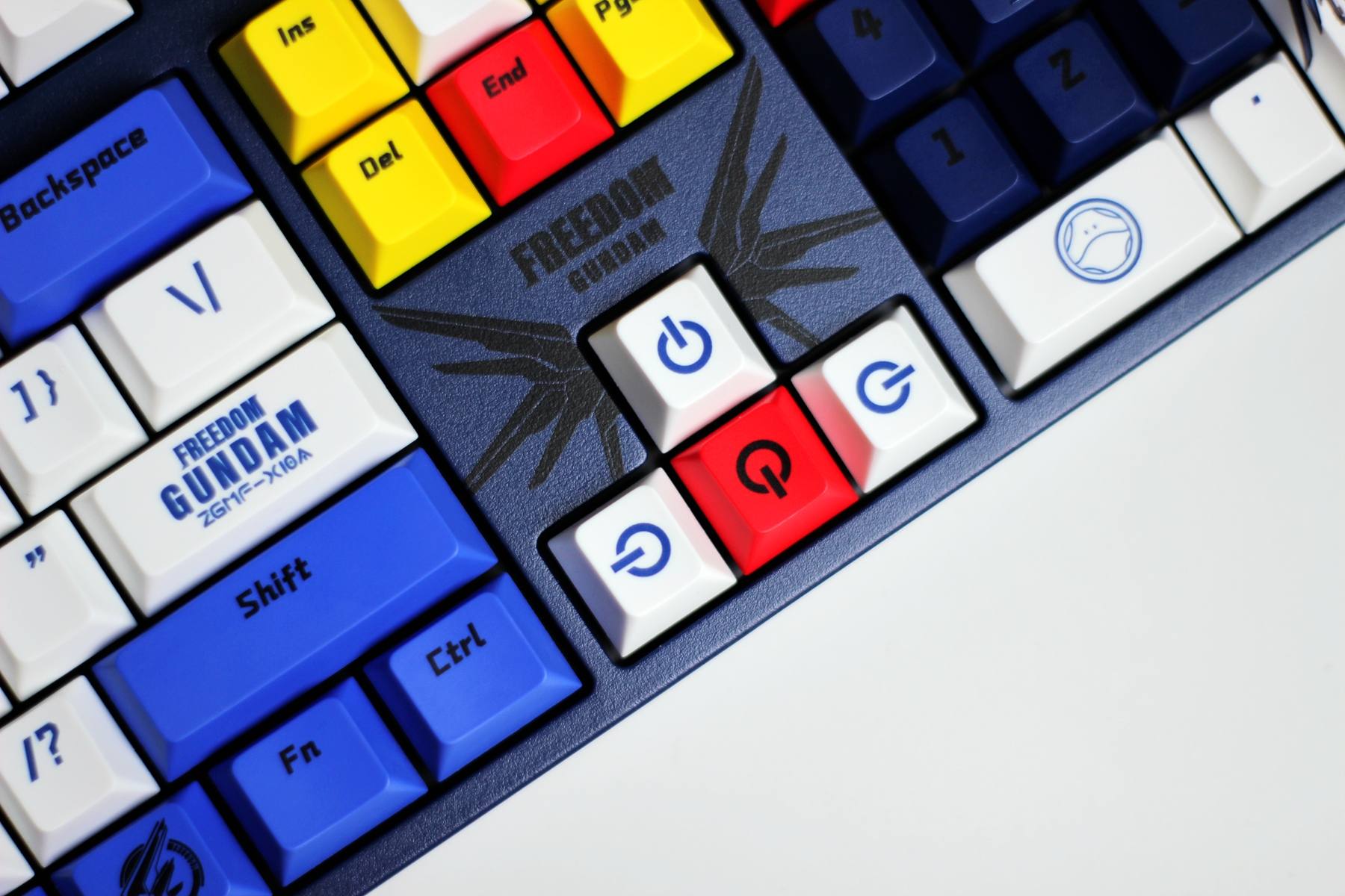Classic Gundam Color + Wireless 2.4G Full Size Mechanical Keyboard ...