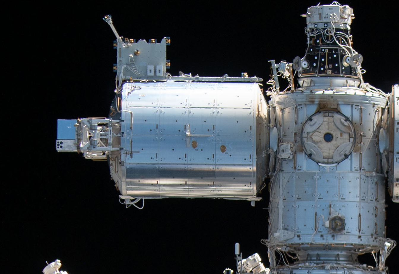 Indian manned spacecraft design: two-cabin structure layout, rated to ...
