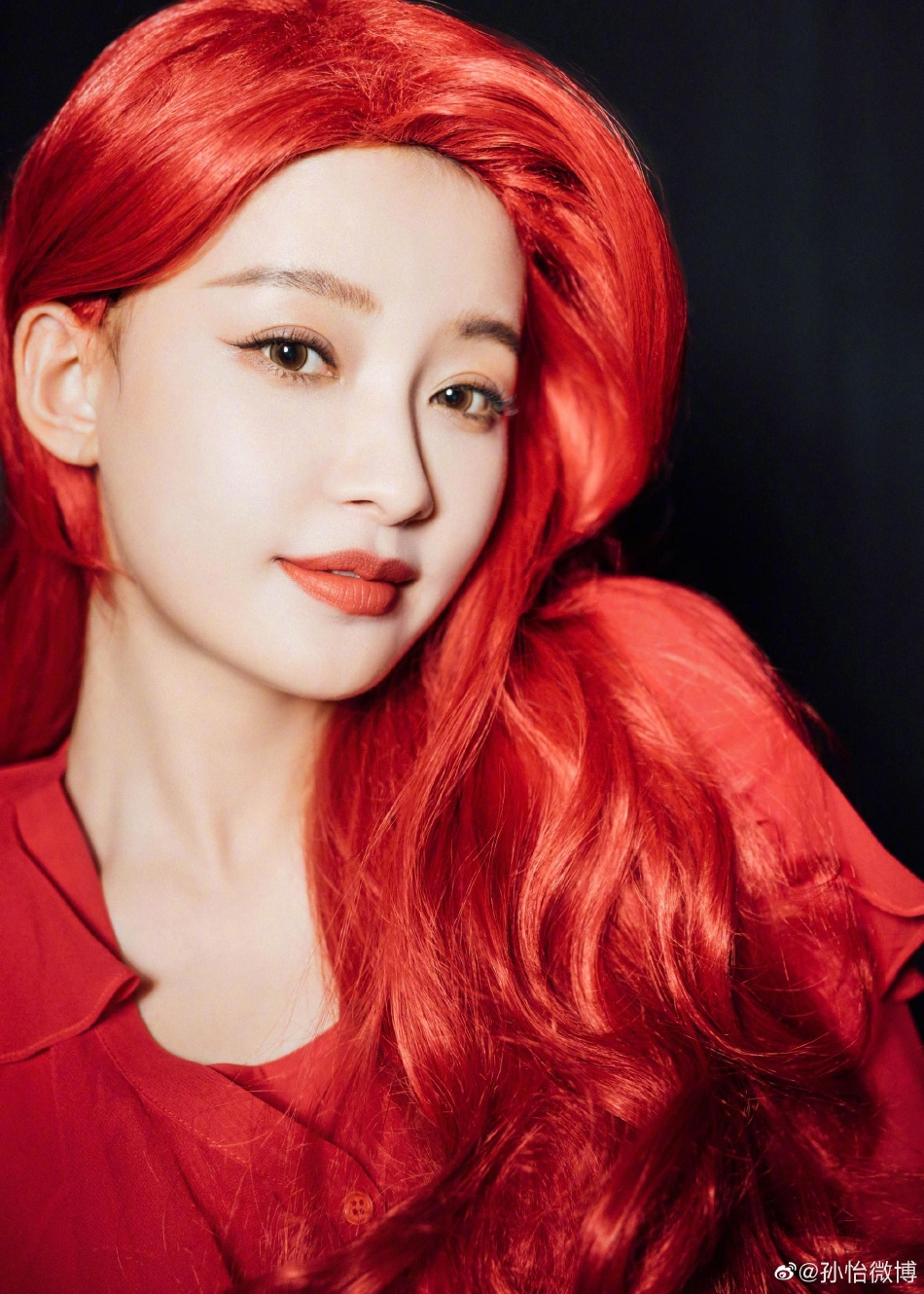 Sun Yi's red big wavy curly hair is glamorous - iMedia
