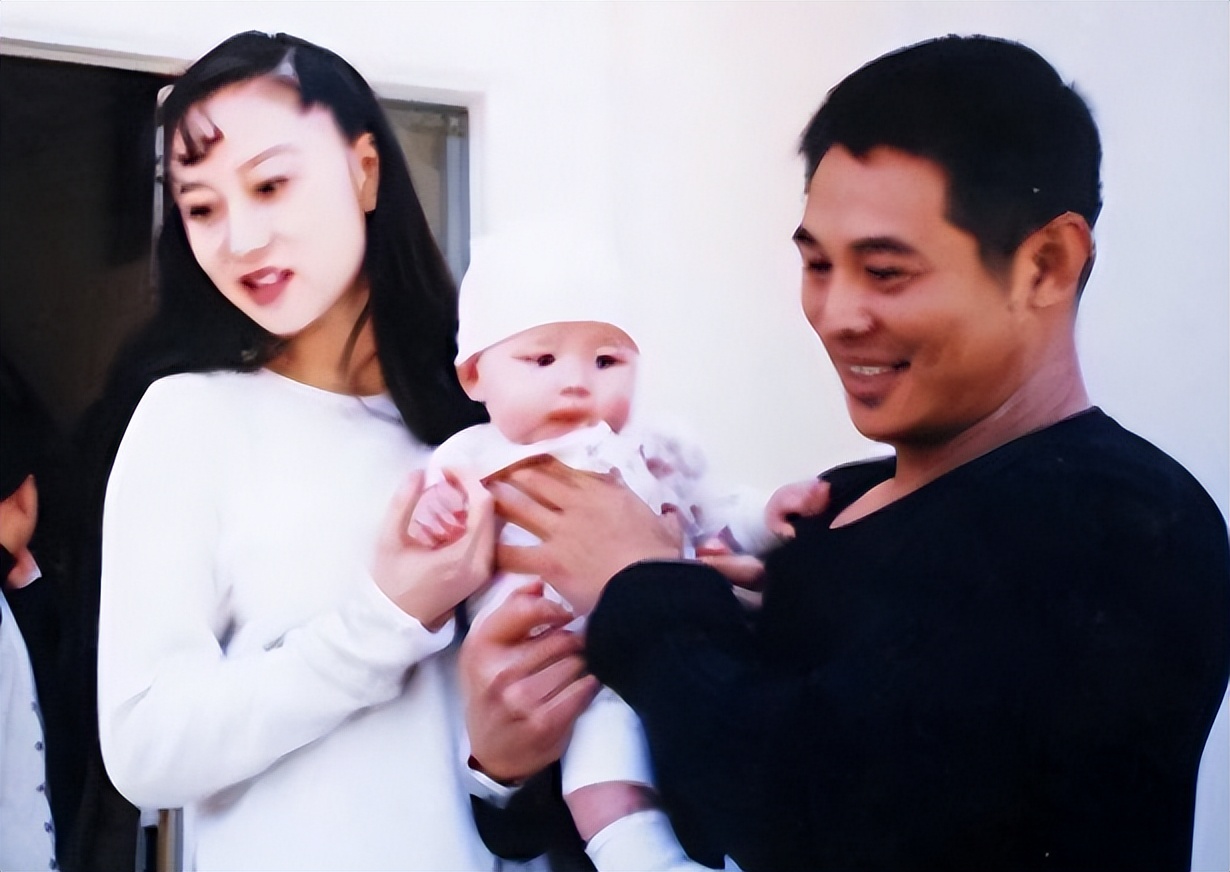 Jet Li posted a recent photo of his wife, 61-year-old Li Zhi is aging ...