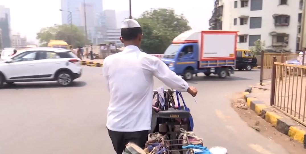 A day in the life of a bento man in India, he delivers hundreds of ...