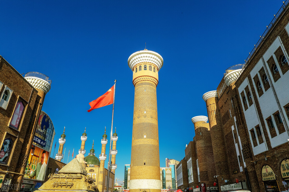 Urumqi, a folk custom street, is a landmark place to "catch the Bazaar ...