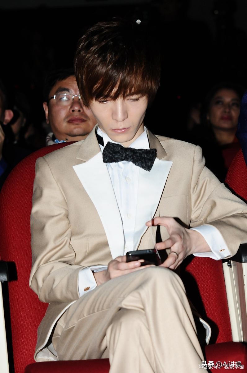 Guo Jingming took a photo with Yu Shuxin's character in the editing ...