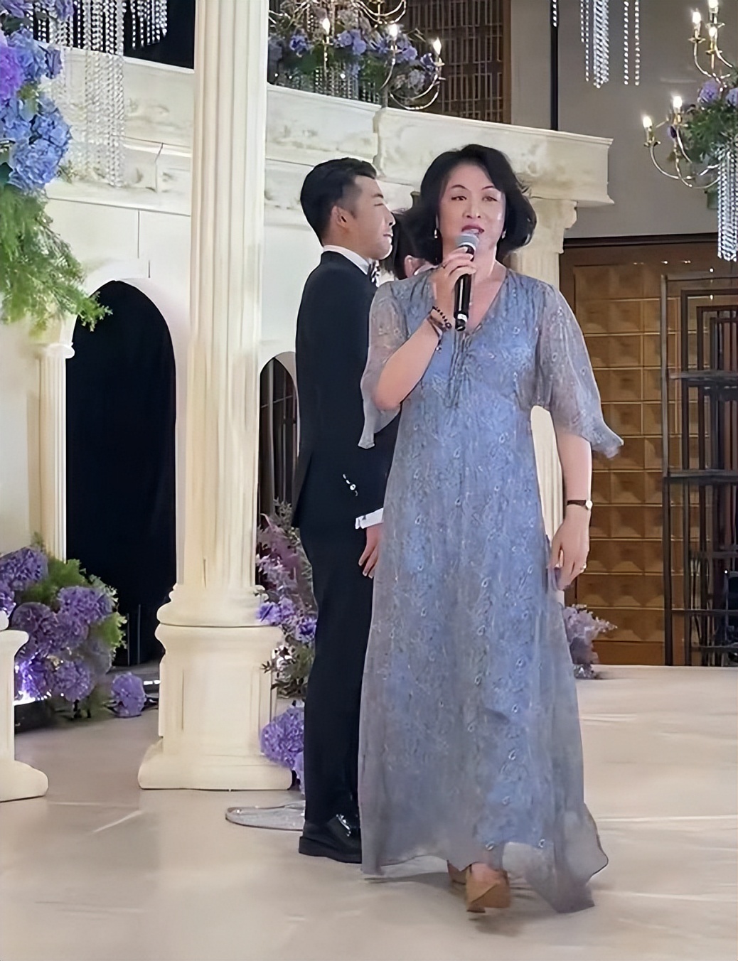 56-year-old Jin Xing presided over the wedding of her goddaughter. She ...