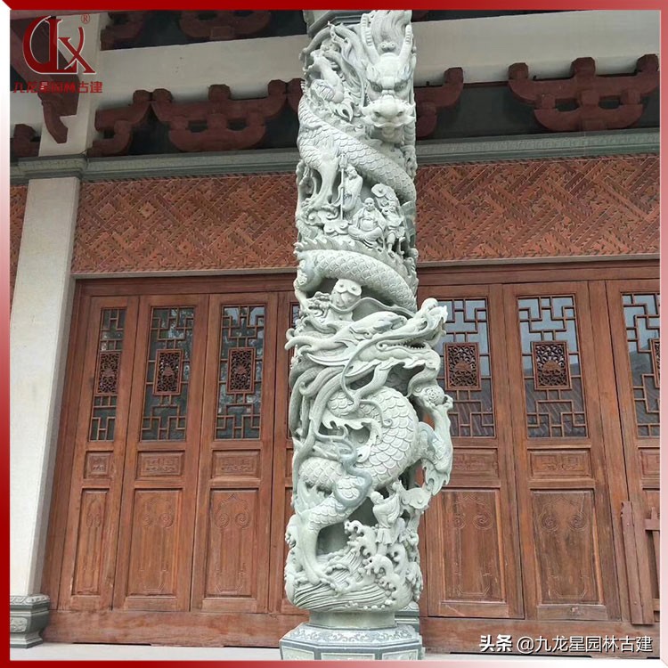 The stone carving dragon column at the entrance of the temple hall can ...