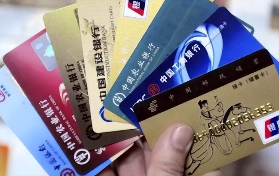 The difference between the first class card and the second class card ...