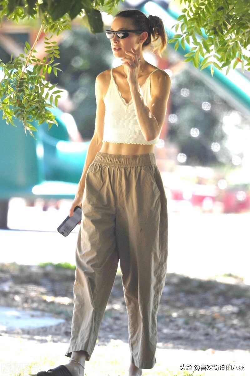 Whitney Potter and her husband go out for a walk holding hands - iNEWS