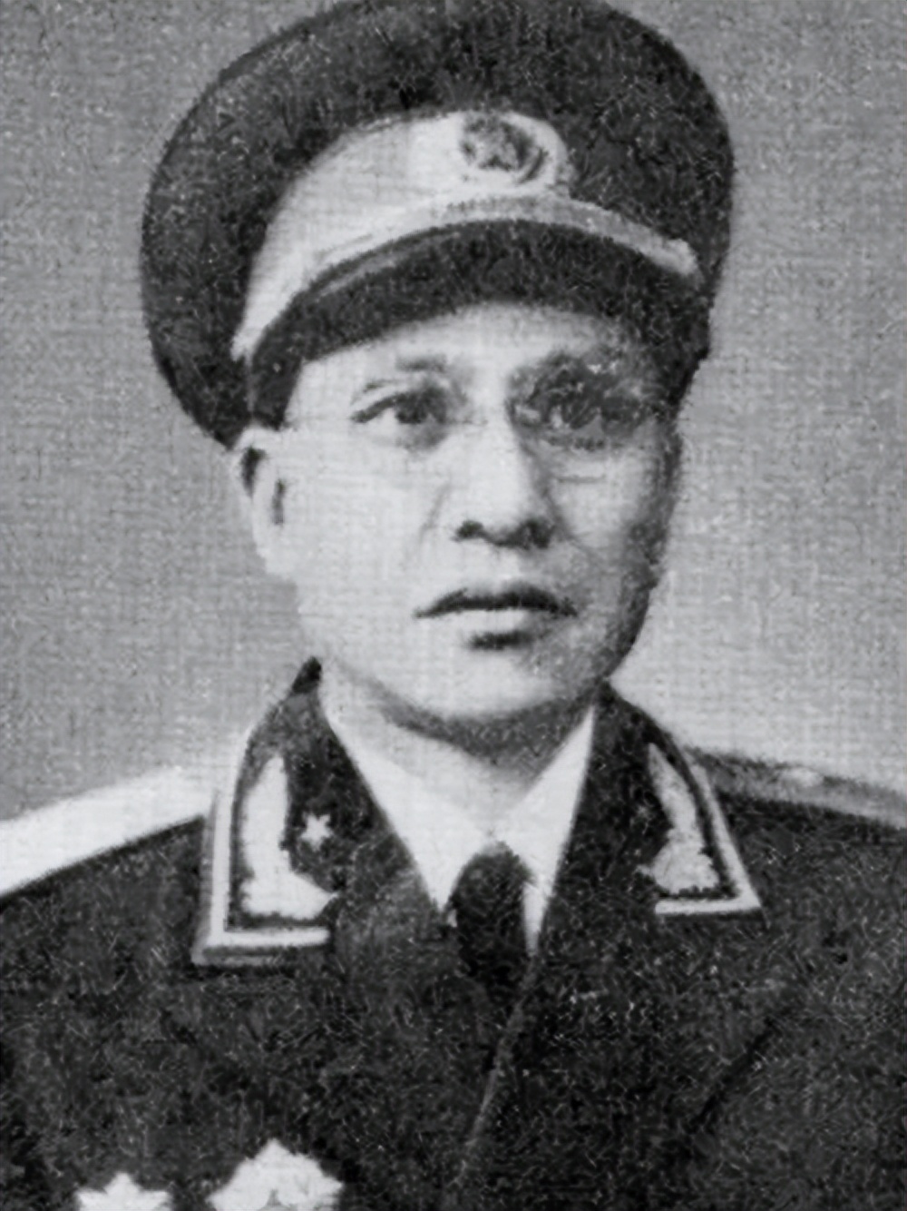 In 1975, Li Shuiqing asked to return to the army, Deng Gong shook his ...